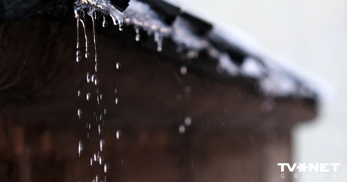 Jūrmalā no jumta krītošs ledus gabals savainojis zīdaini