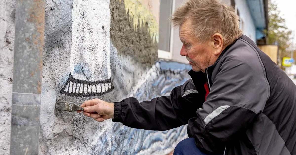 GALERII Muhumaa mees maalis lapsepõlve suvepealinna majaseinale