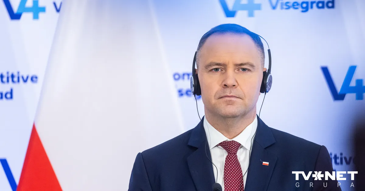 Polijas Komunistisko partiju atzīst par antikonstitucionālu