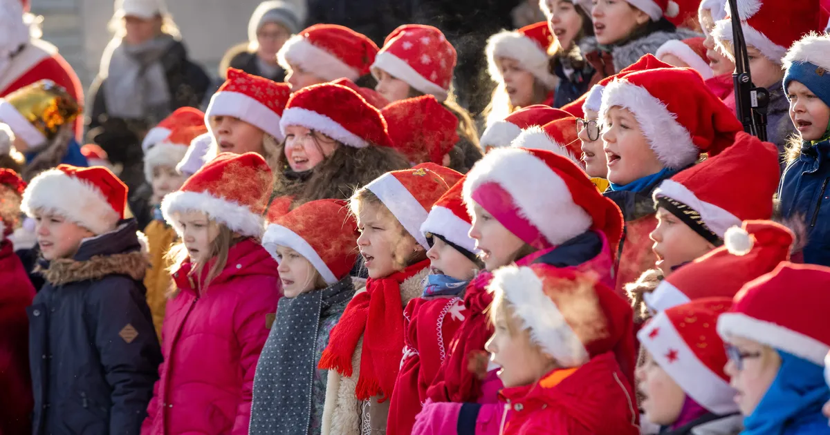 350 päkapikku laulis Jõulukroonil ilma soojemaks