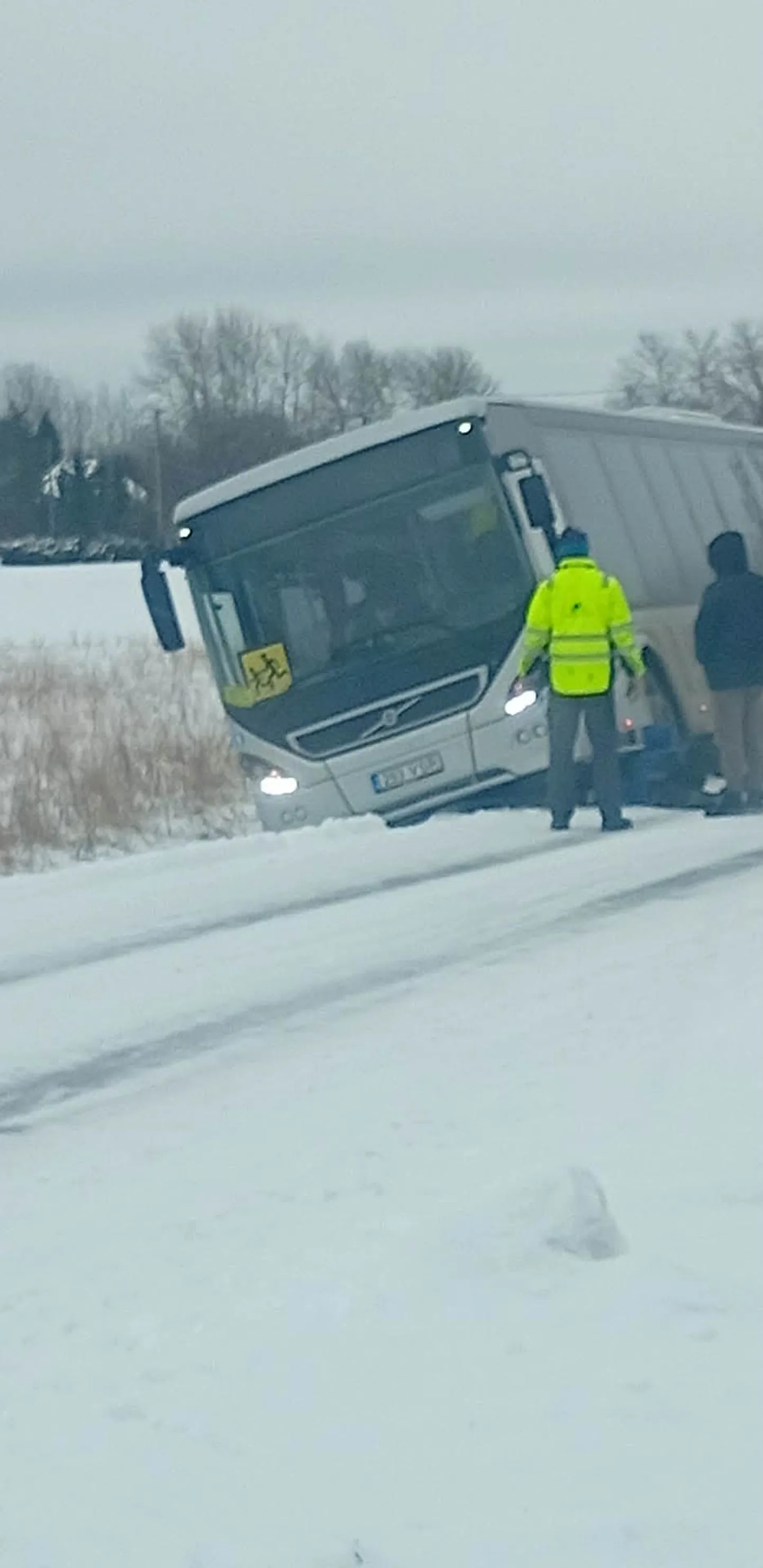 Kärla kandis sõitis õpilasbuss kraavi, päästjaid aga kohale ei saadetud