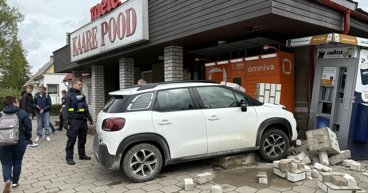 GALERII Parklas juhitavuse kaotanud auto purustas poeesise samba