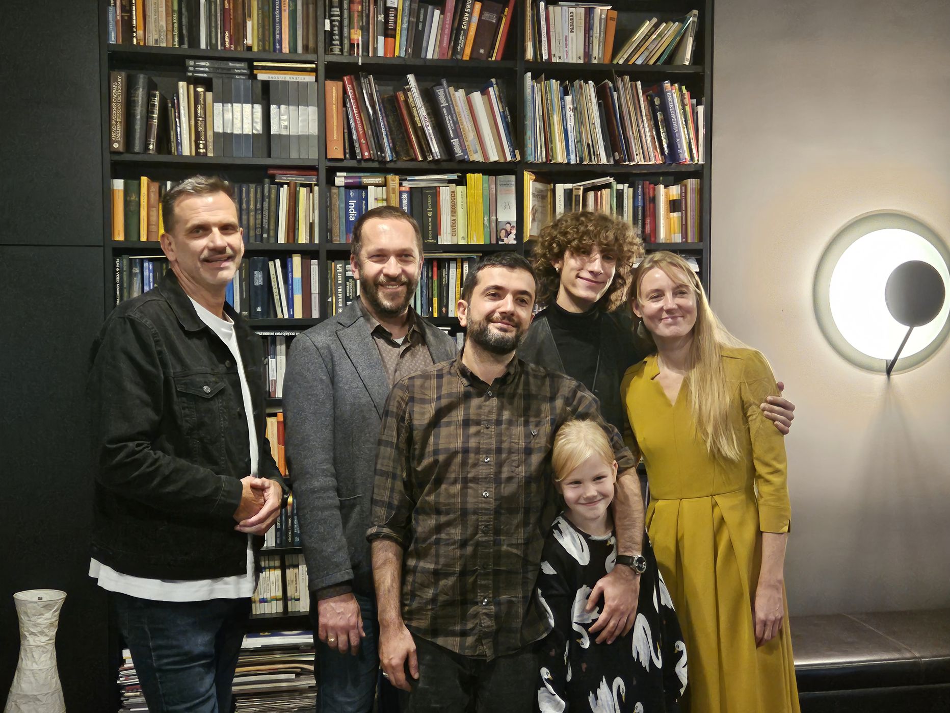 Ģimenes saišu mistiskā daba Aika Karapetjana jaunajā filmā "Bezkaunīgie"