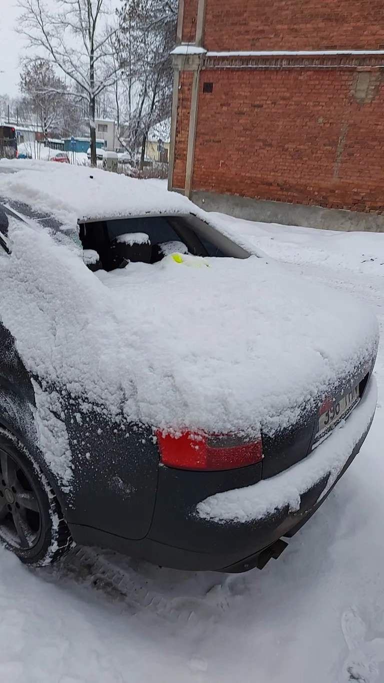 FOTOD Valgas lõhuti mitme auto klaasid