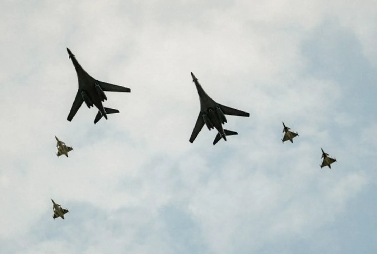 VIDEO UN FOTO Virs Brīvības pieminekļa bija redzams ASV Gaisa spēku bumbvedējs