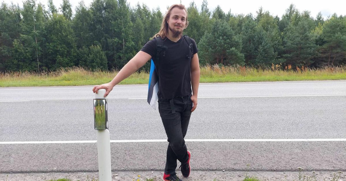 Noormees kõnnib eesti rahvuskirjanduse isa Kristjan Jaak Petersoni ...