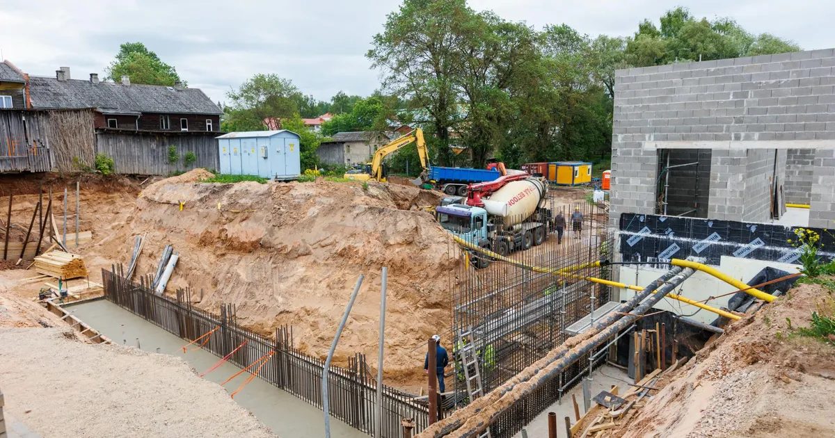 Ehitajate raskused venitavad nii spordihoone kui ujula ehitust