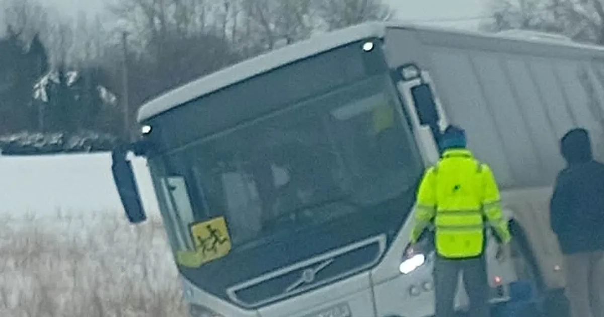 Kärla kandis sõitis õpilasbuss kraavi, päästjaid aga kohale ei saadetud