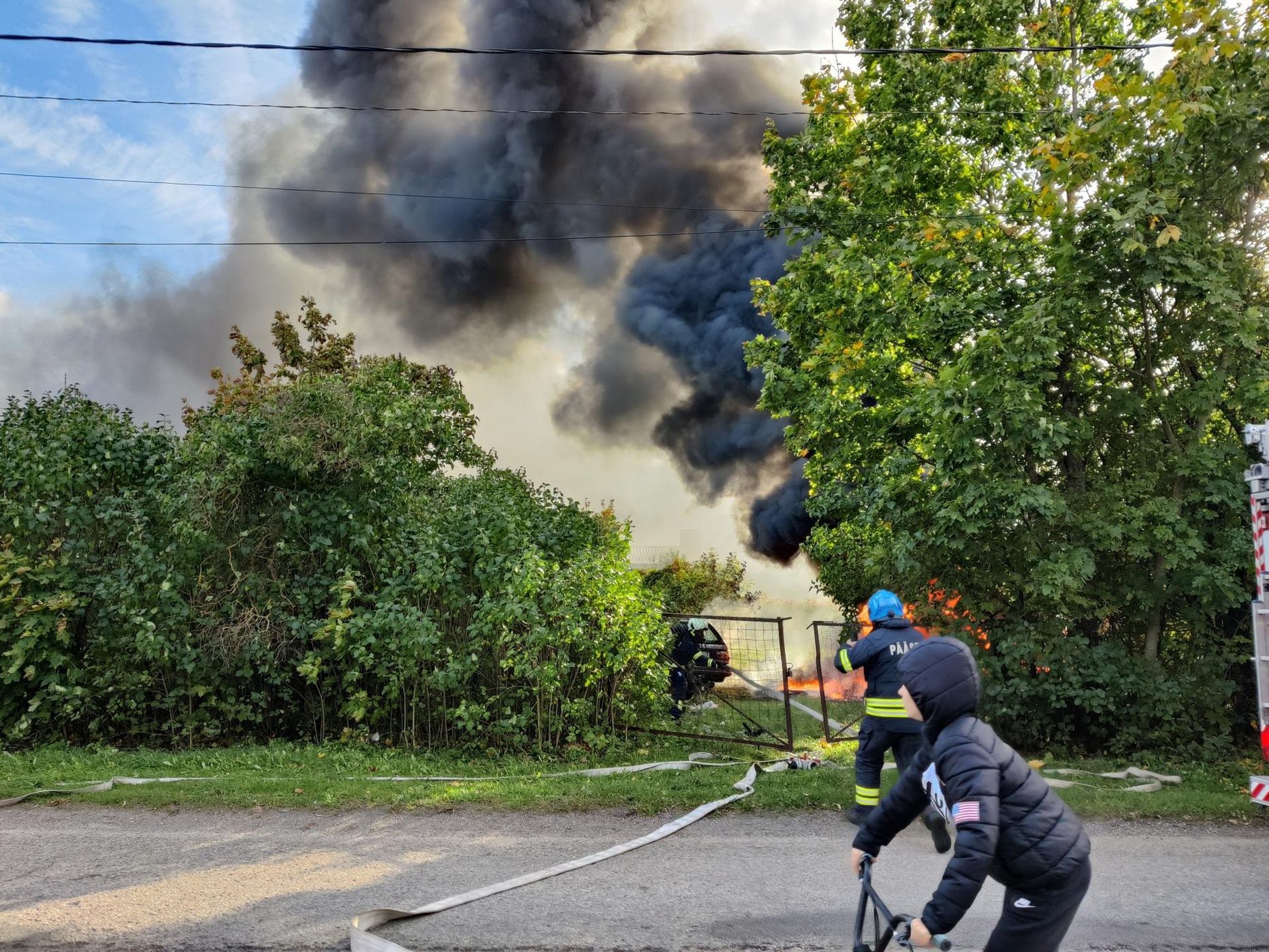 Pärnu aedlinna hoovis põlesid autoromud