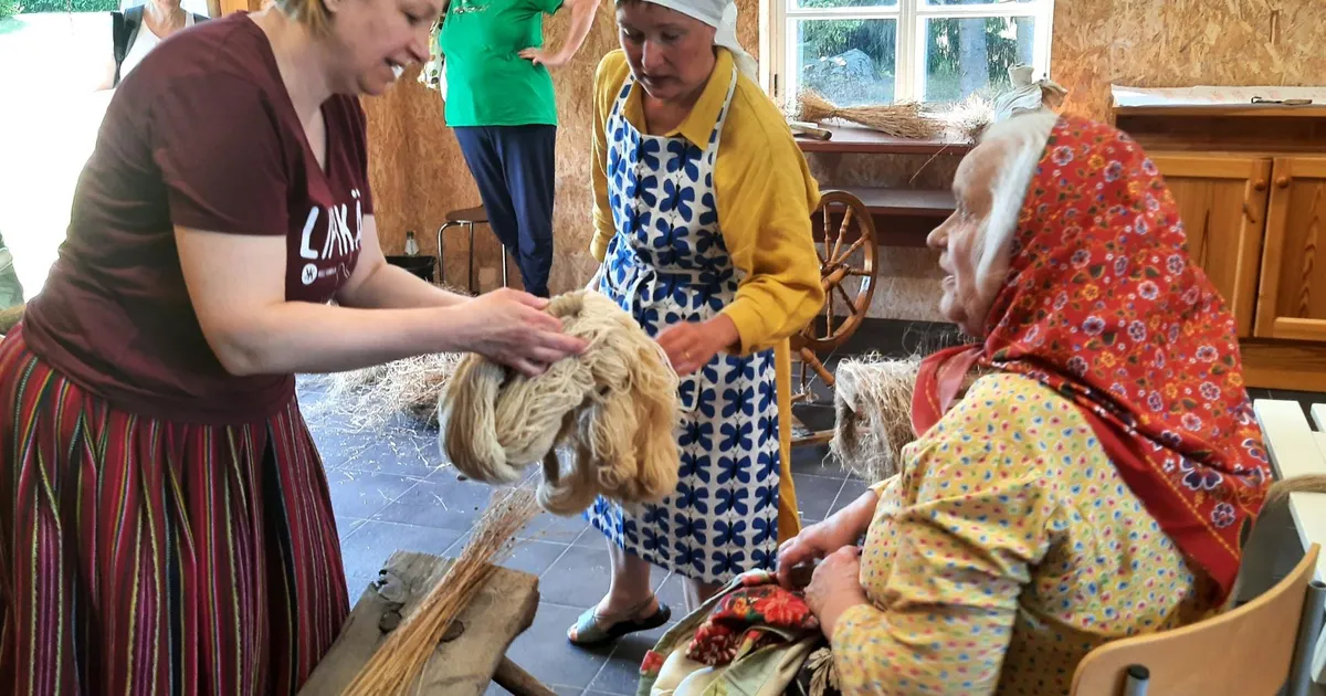 Kihnu muuseumi juures tärkas omaaegne juuksepikendi lina