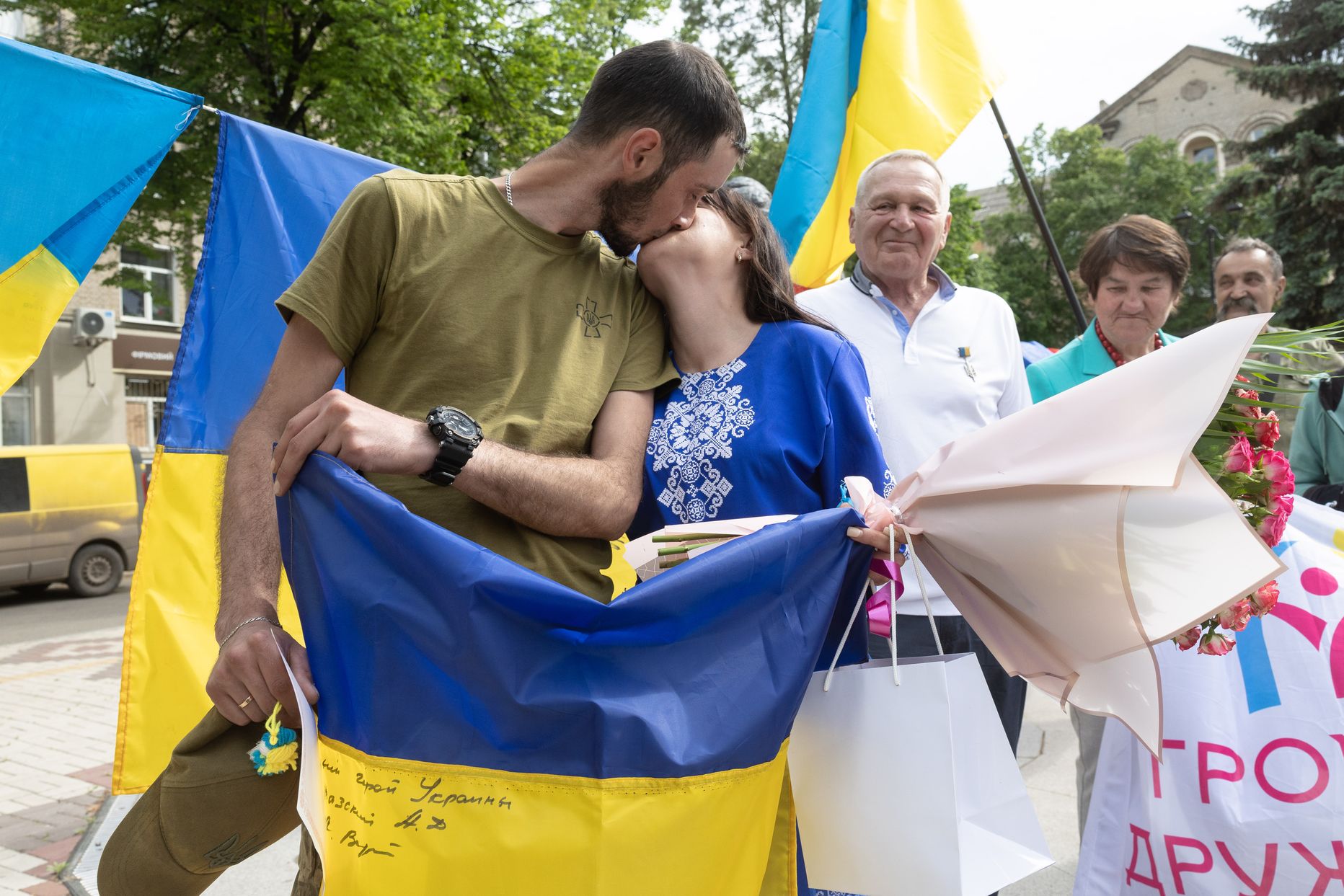 POSTIMEES DONBASSIS Separatistid peksid Ukraina lipuga üksi meelt ...