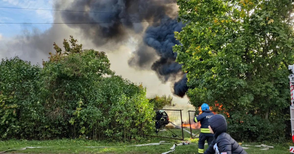 Pärnu aedlinna hoovis põlesid autoromud
