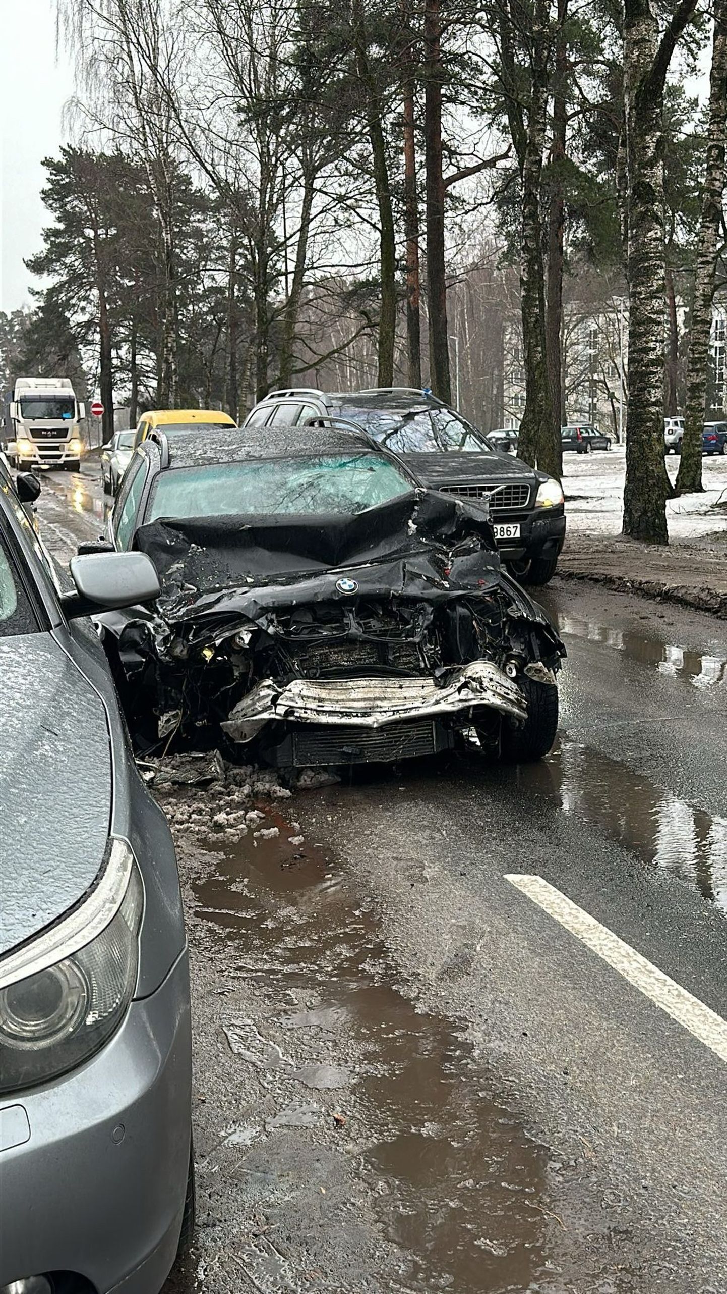 FOTO Imantā BMW pārvērtē savas spējas un sabojā virkni ielas malā ...