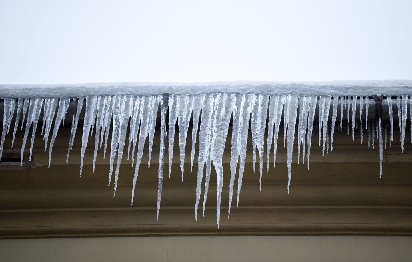 Rīgā no jumta krītošs ledus gabals nositis cilvēku