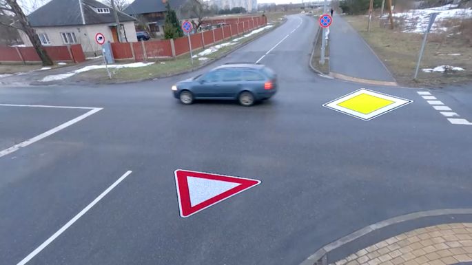 Nepārdomātais Kaivas un Dzelzavas ielas krustojums rada galvassāpes ...