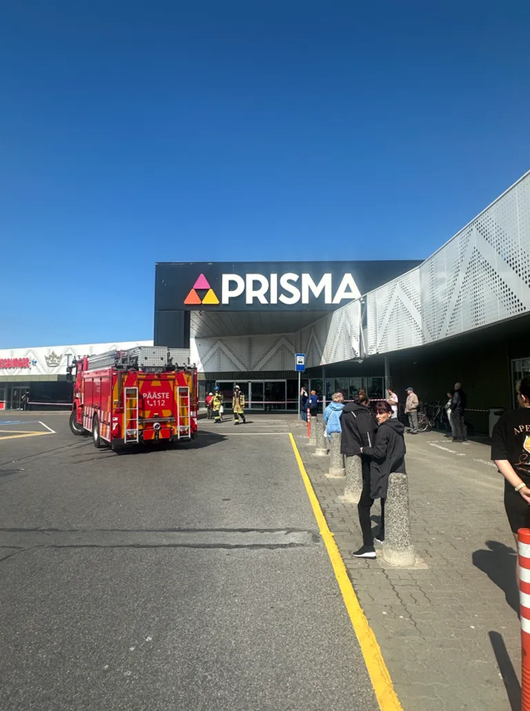 ФОТО У торгового центра Sikupilli перекрыто движение