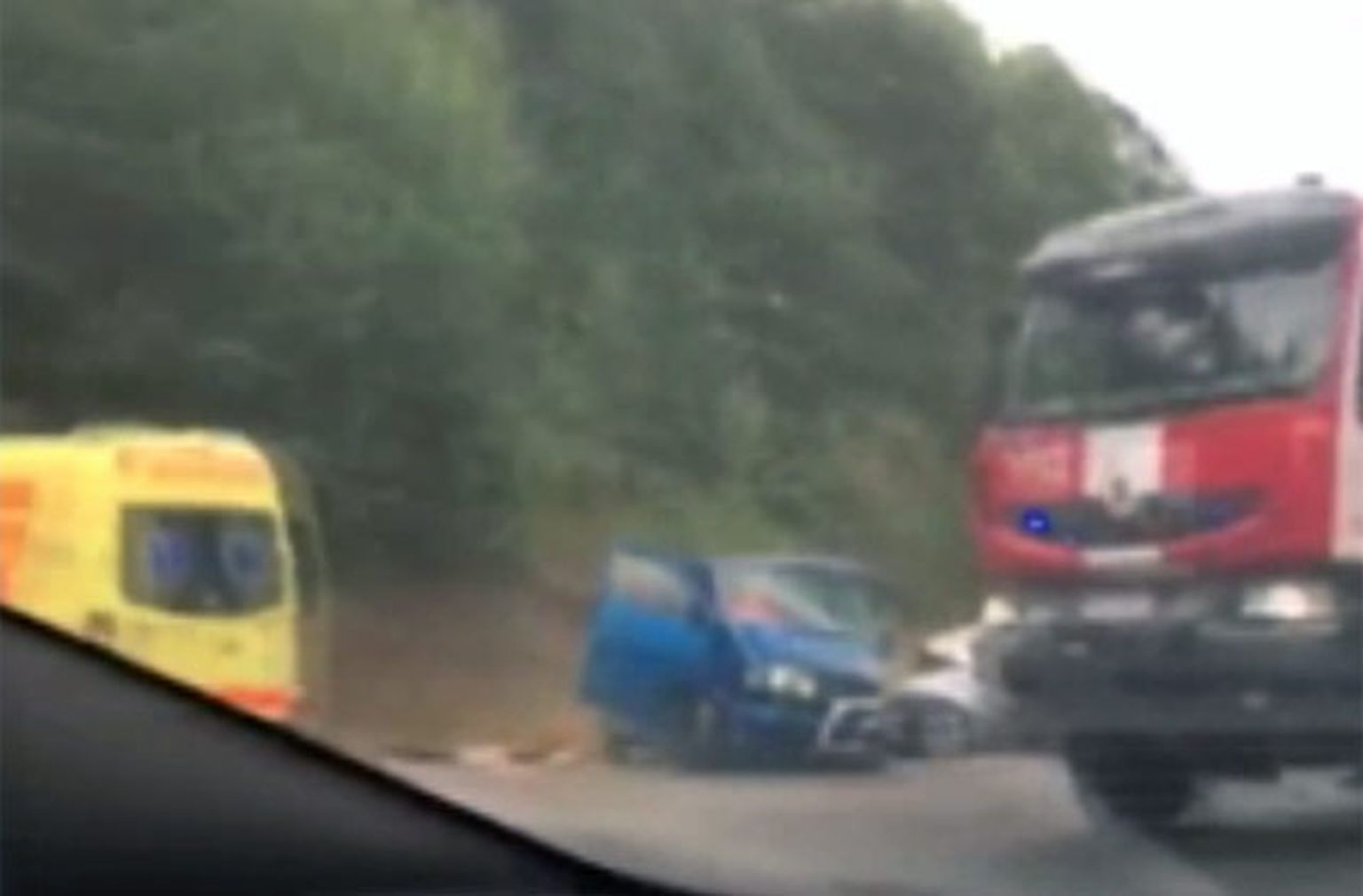 Četru auto sadursmē Tukuma novadā cietuši desmit cilvēki, tostarp bērni