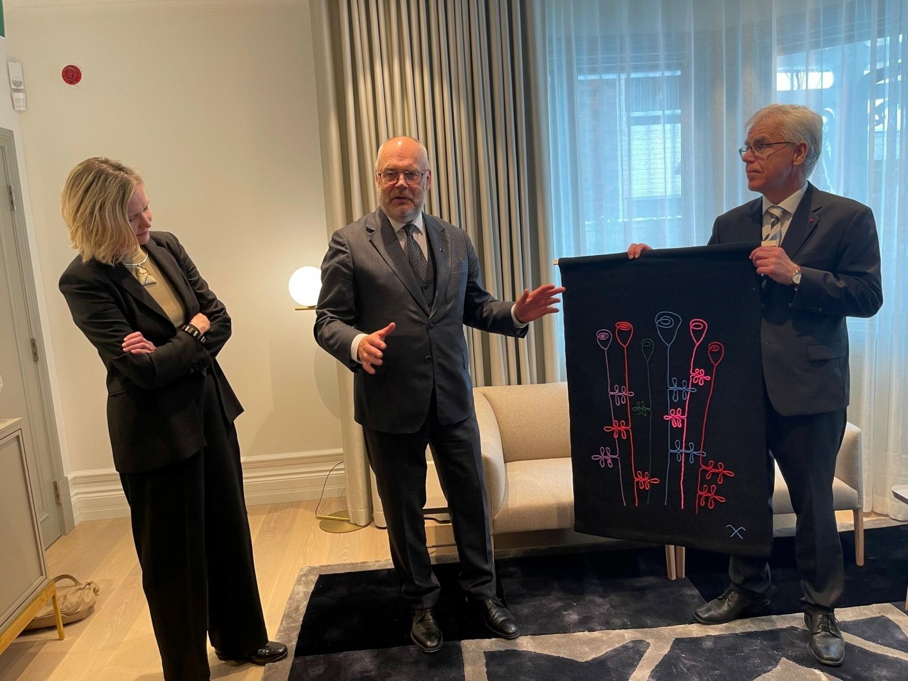 Eesti saatkonda Kanadas ehib Anu Raua vaip