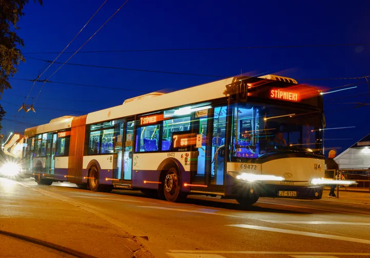 Satiksmes negadījuma dēļ Rīgā vairāku maršrutu autobusi Kurzemes ...