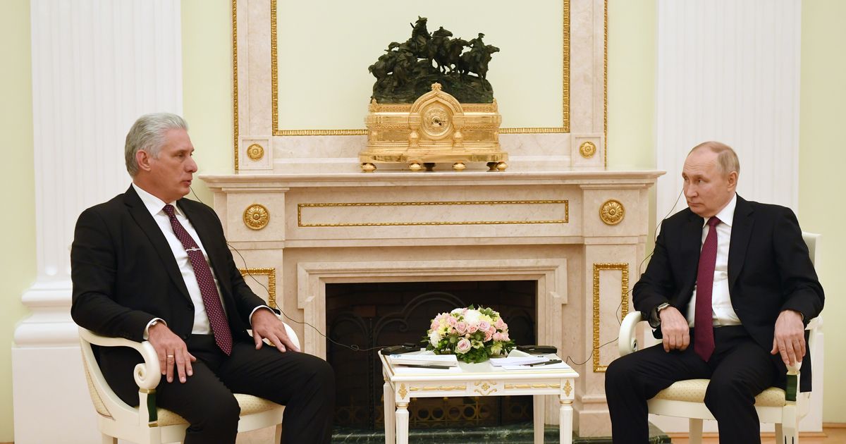 Putin pigistas kohtumisel Kuuba presidendiga kõigest jõust tooli käetuge