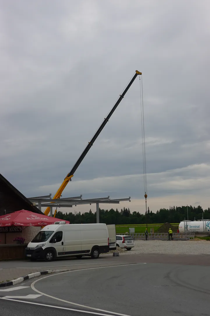 PILT Kraanatööd aitavad otse Tallinna-Tartu maantee kõrval areneval ...