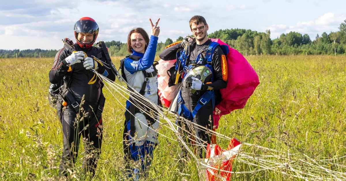 GALERII Viljandi lennuvälja kohal sai 215 euro eest vabalt langeda