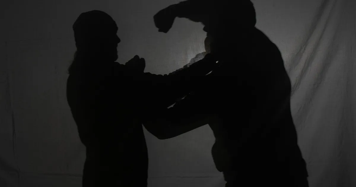 Rakkes läks vanem mees noormehele kallale