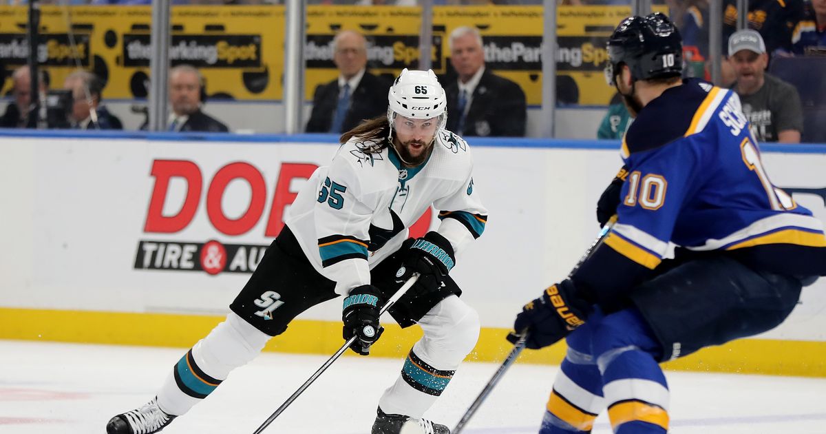 Kārlsons paliek "Sharks" un paraksta iespaidīgu līgumu