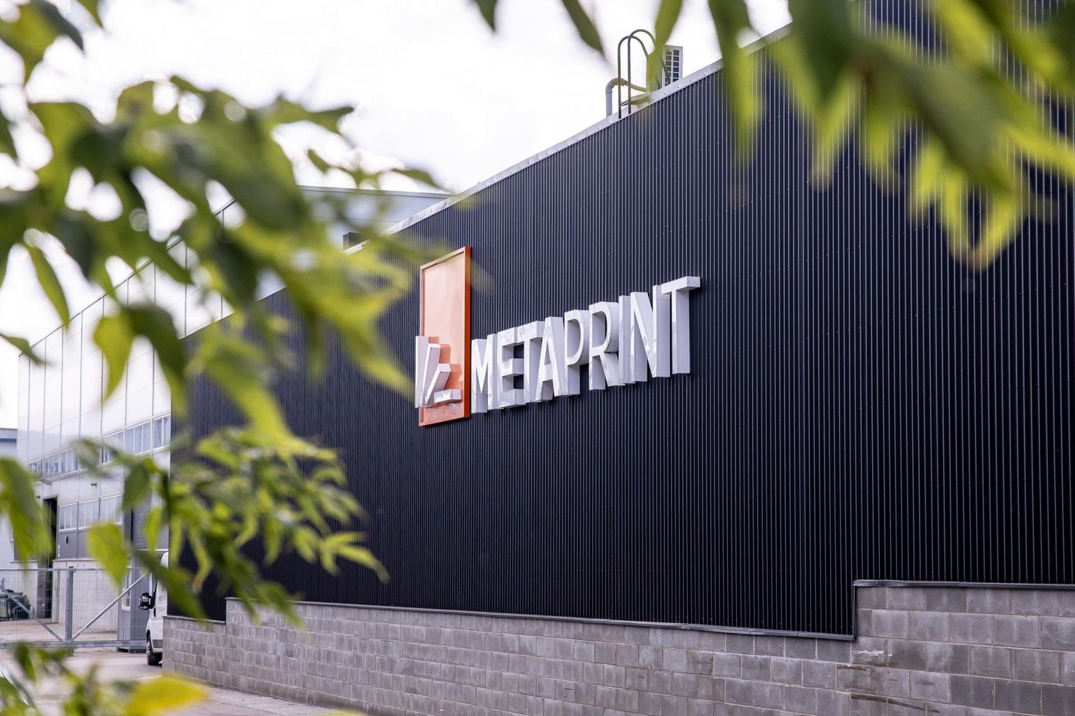 Один из основных клиентов Metaprint по-прежнему выпускает в России ...