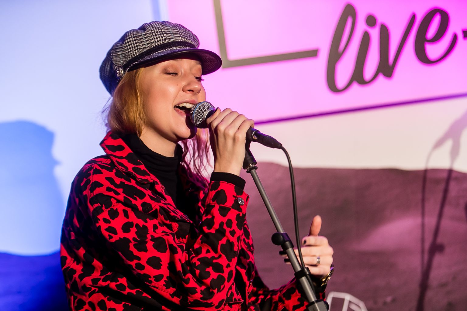 Eesti Laulu poolfinalist Inga väänas jala välja ja pole siiani ühtki ...