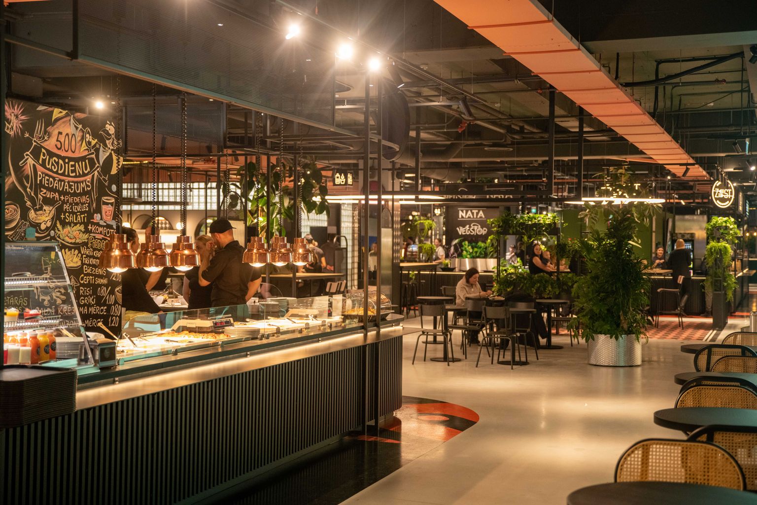 FOTO "Galerija Centrs" 4. stāvā atklāta garšu un notikumu telpa "Burzma"