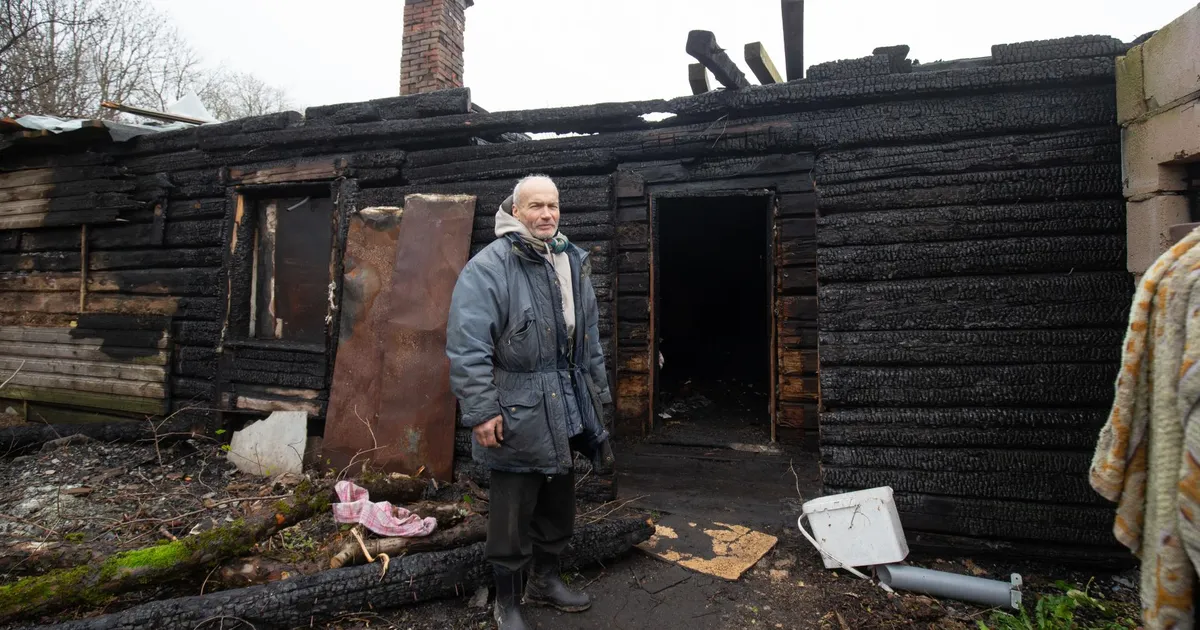 Mees elab varemeks põlenud majas, kuid ei kurda