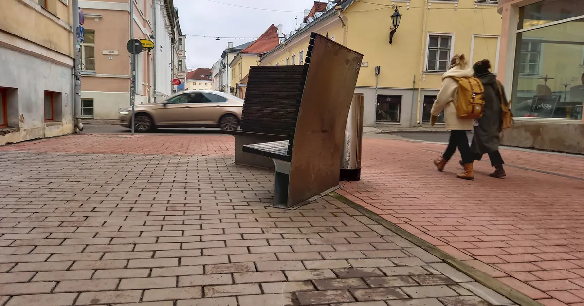 Rüütli tänava vanad pingid lähevad taaskasutusse Waldorfi kooli juures