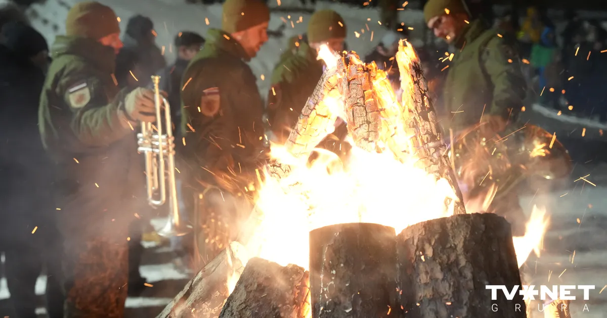 FOTO Zaķusalā iedegts 1991.gada barikāžu atceres ugunskurs