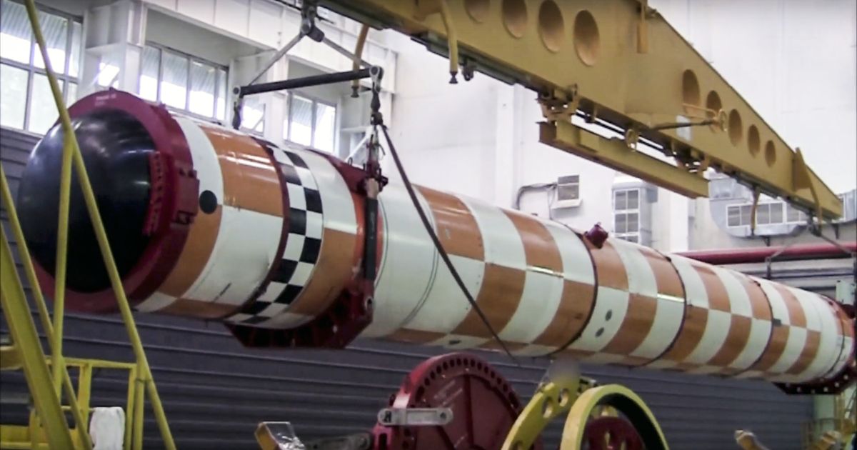 Vene mereväele anti üle suur allveelaev koolibussi suuruste ...