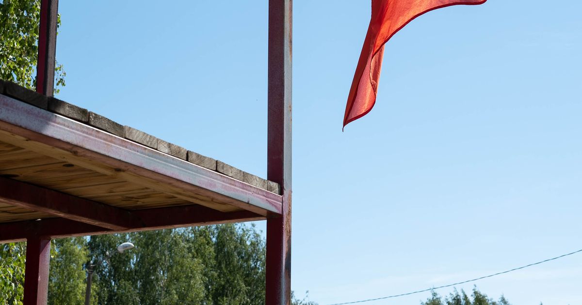 Anne kanali rannas lehvib punane lipp