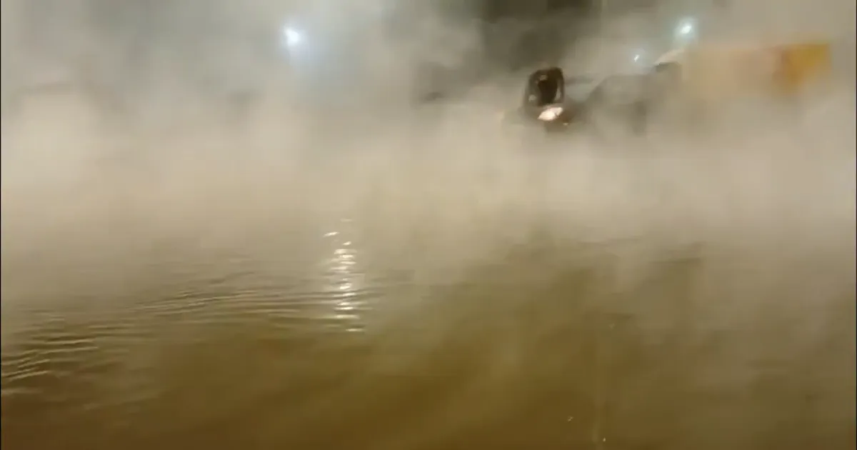 Keev vesi ujutas üle Peterburi tänavad