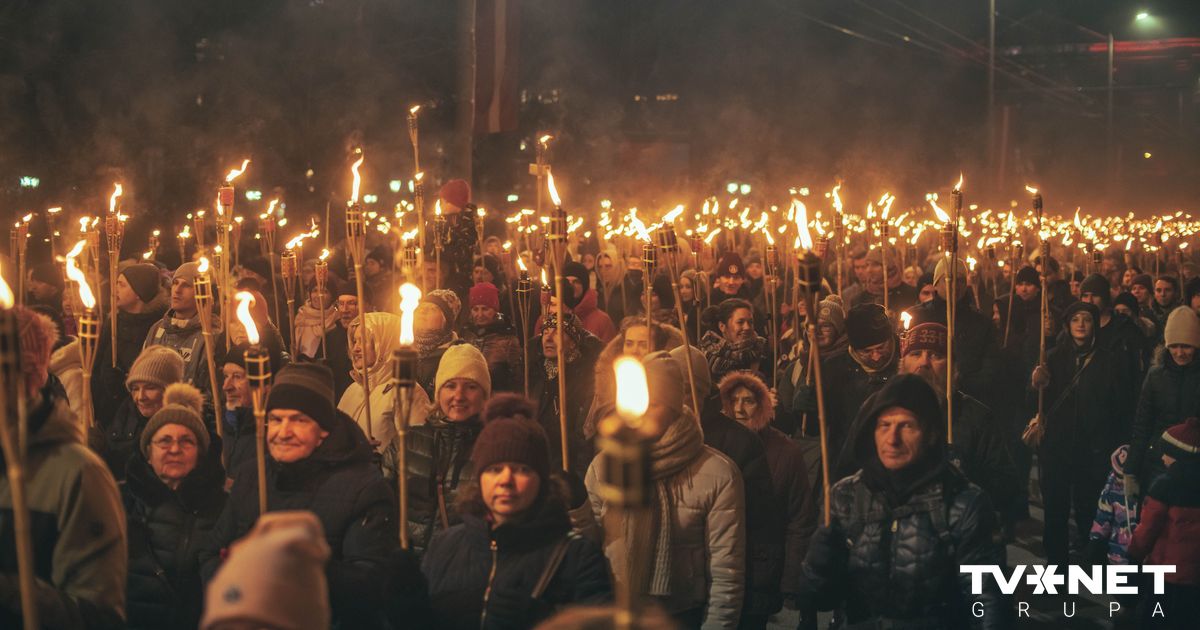 FOTO UN VIDEO Skanot dziesmām, pulks cilvēku dodas tradicionālajā lāpu ...