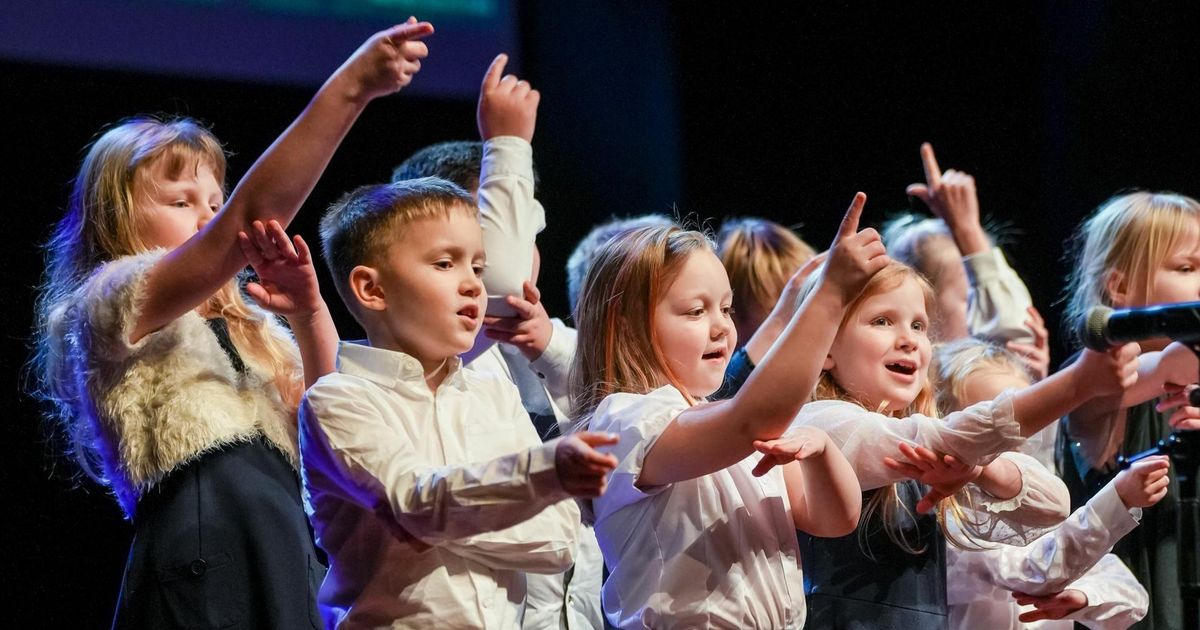 PILDID Pärnu noored laulsid-tantsisid 105aastasele Eesti Vabariigile