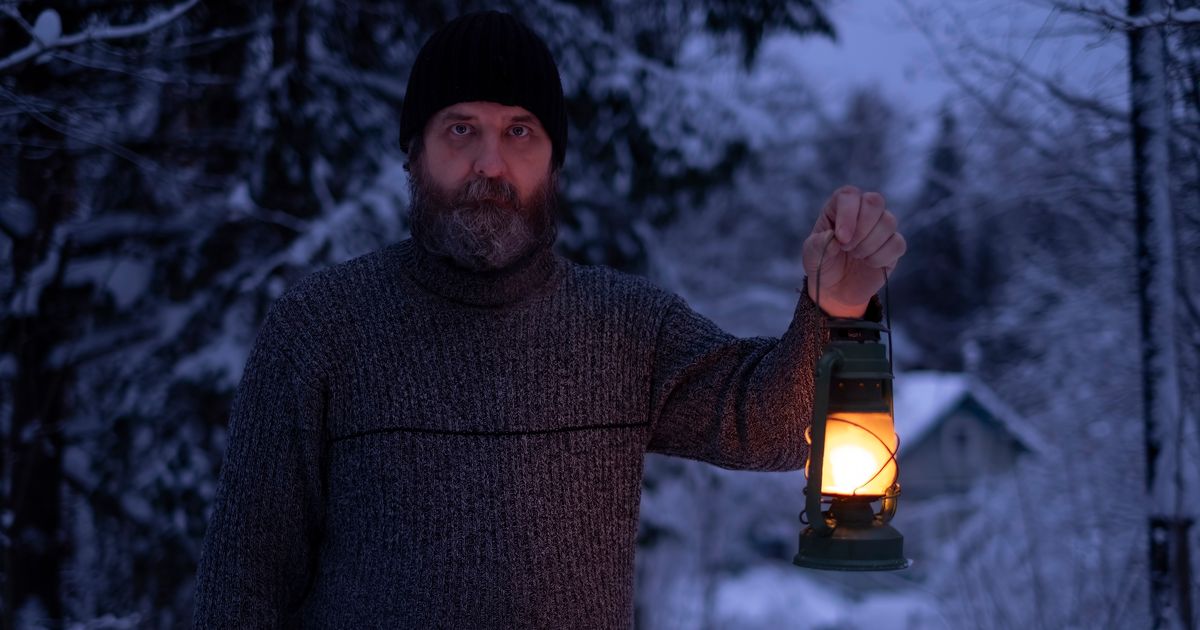 Muust maailmast ära lõigatud majja ilmub kummaline mees. Kes ta on ja ...