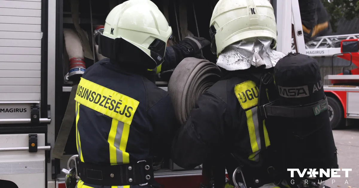 VIDEO Lēdurgā mājas dzēšanu apgrūtina gāzes balons un ieroči