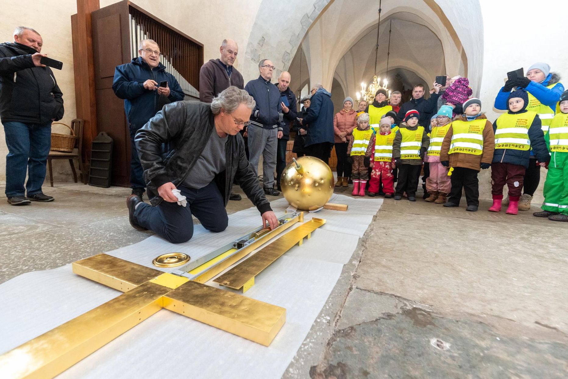 Haljala kirikutorni kuldkuuli asetati läkitus tänapäevast