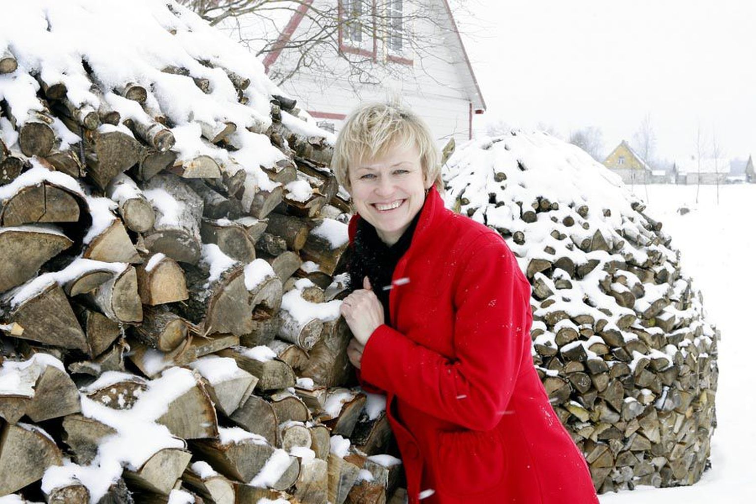 Tantsukiiksuga naine, kes ehitab ka kodu