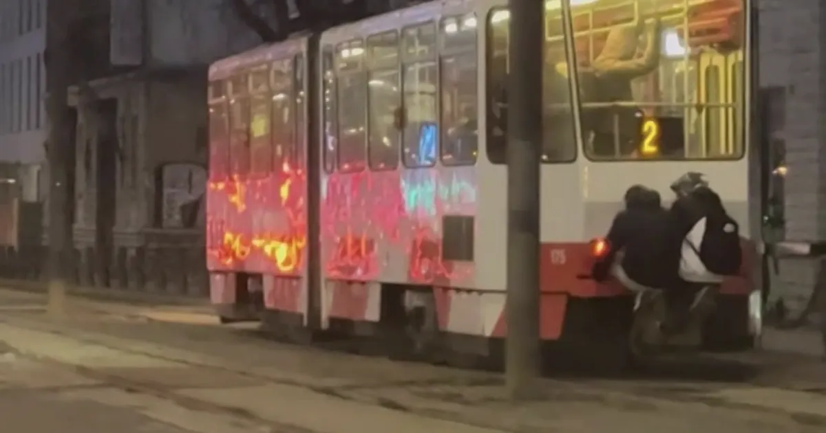 VIDEO Hirmutav vaatepilt! Pealinnas sõitsid kaks koolipoissi trammi ...