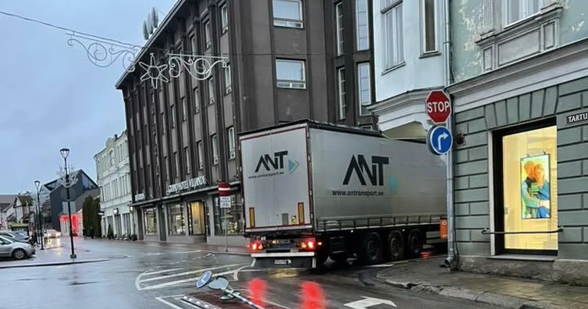 Viljandi vanalinna eksinud kaubaauto murdis kitsal ristmikul taas ...