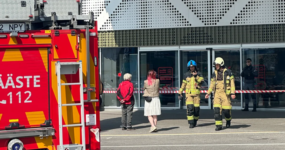 ФОТО У торгового центра Sikupilli перекрыто движение