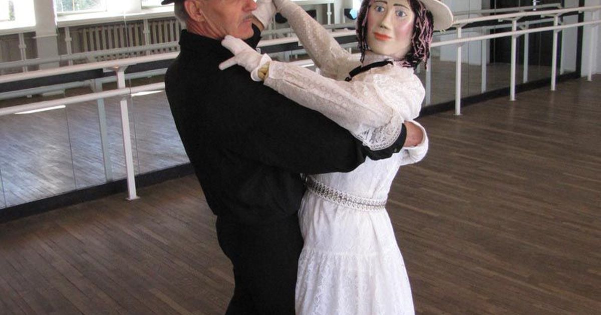 VANA KULD Mees tegi armastatud naisele mõeldes elusuuruses nuku