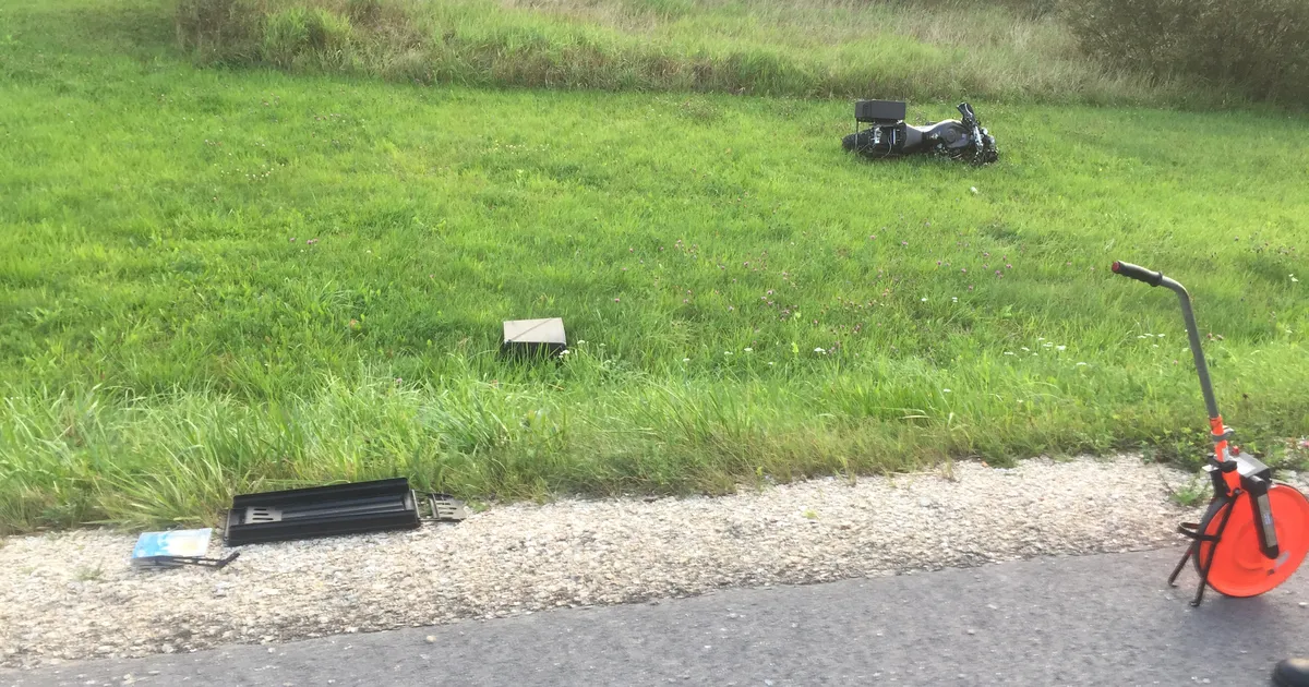 Möödasõitu teinud tsiklimees takerdus haagissuvila külge ja sai viga