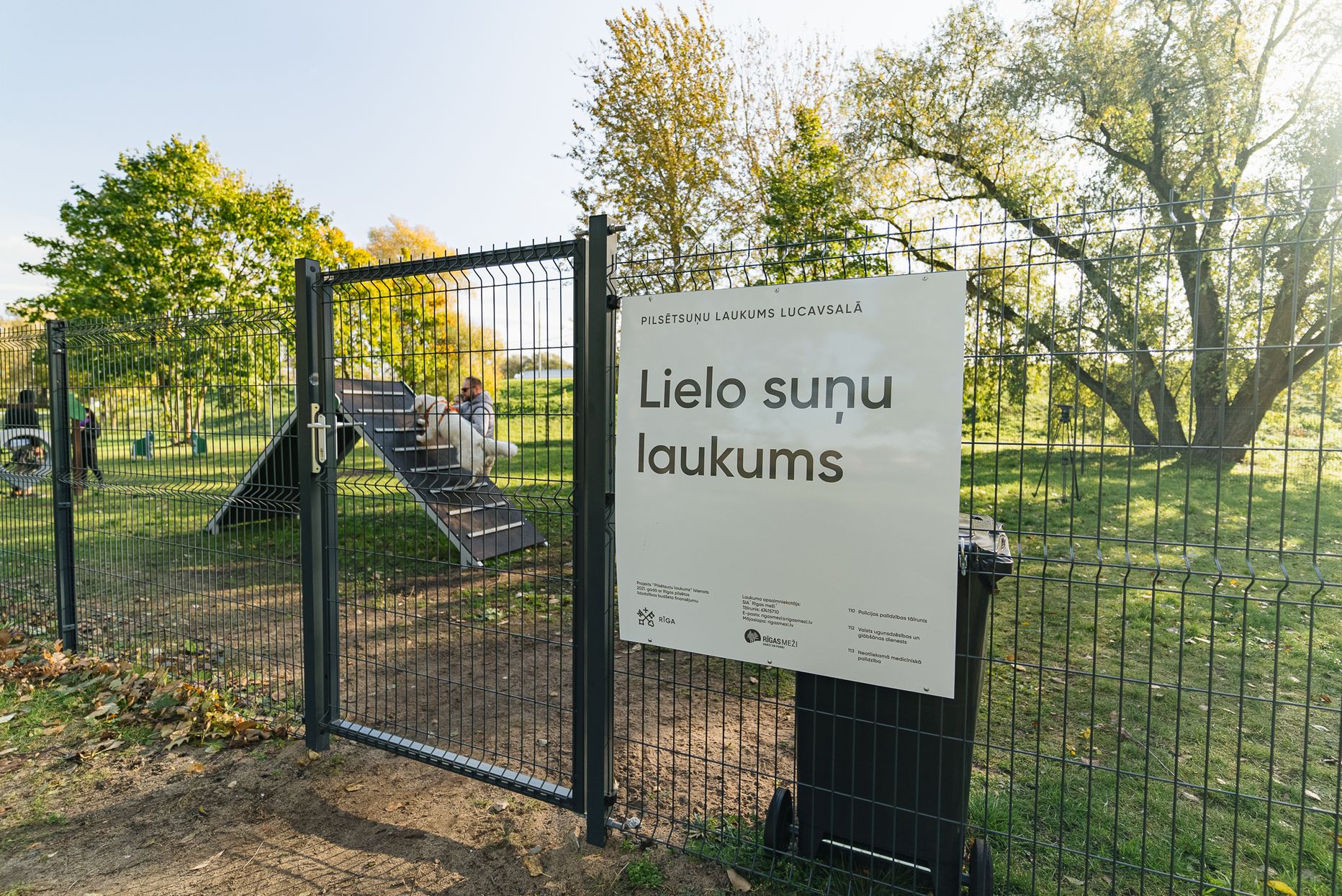 FOTO Lucavsalā izveido lielāko suņu pastaigu laukumu Rīgā