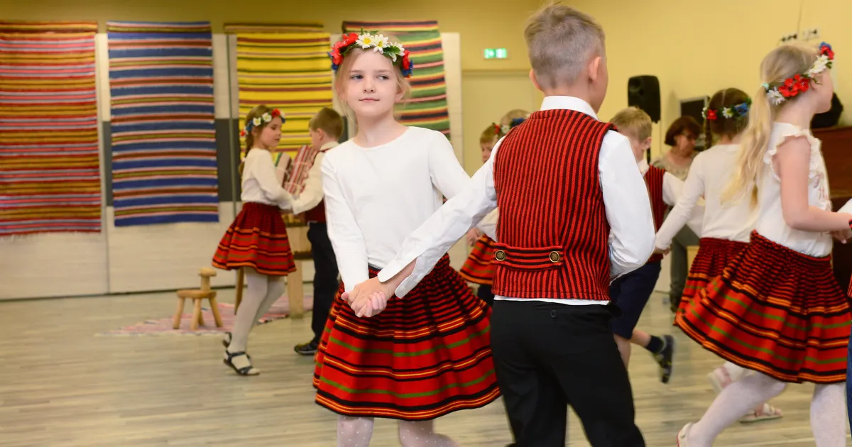 Naised kudusid kirkad rahvusmustrid lasteaialastele vaipadeks